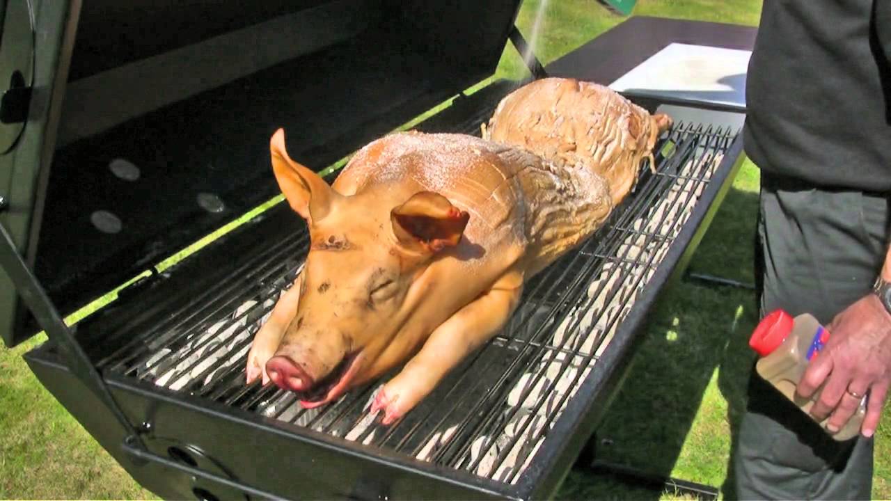 Helstegt pattegris på Grill - med Grill-Selv-Gris.dk - YouTube