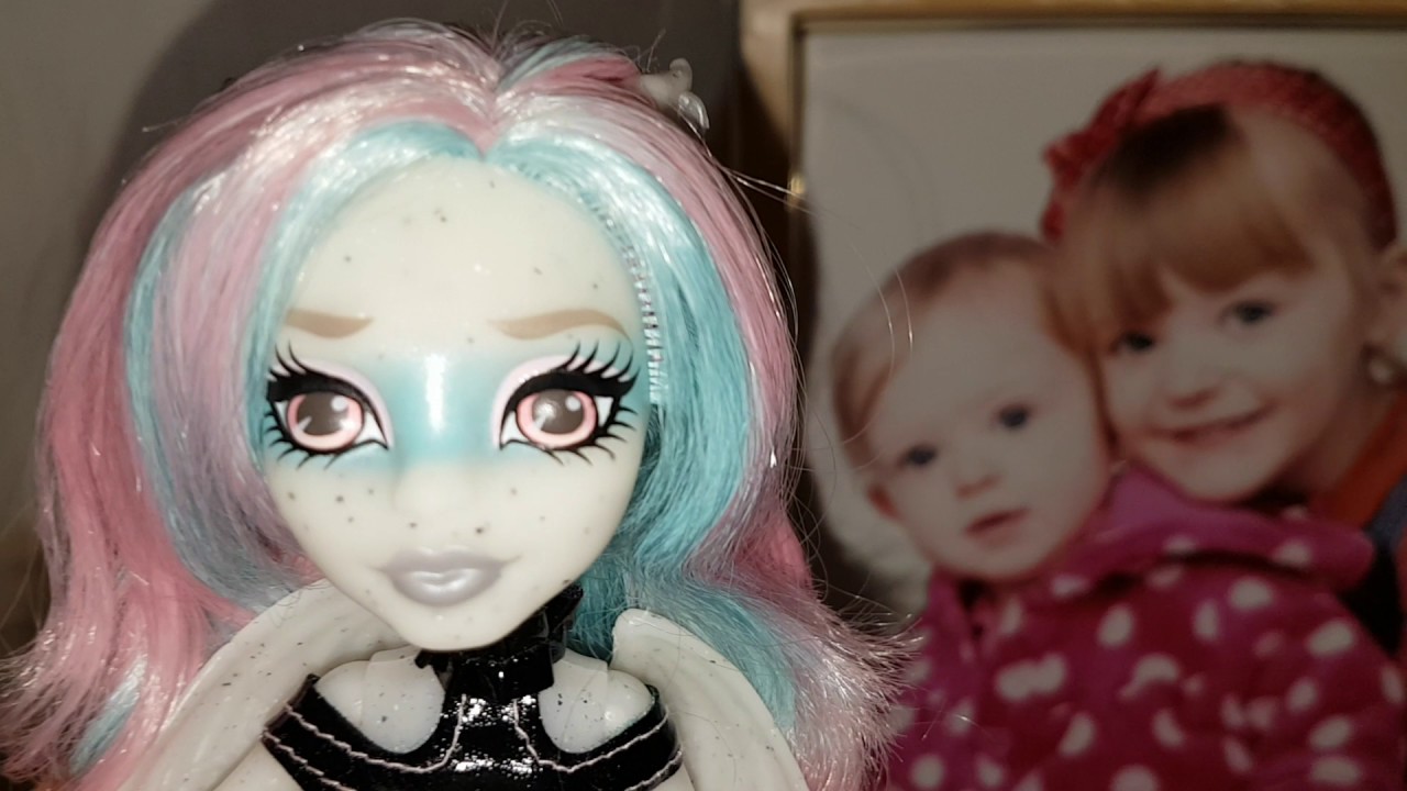 Monster high haunted rochelle goyle review - YouTube