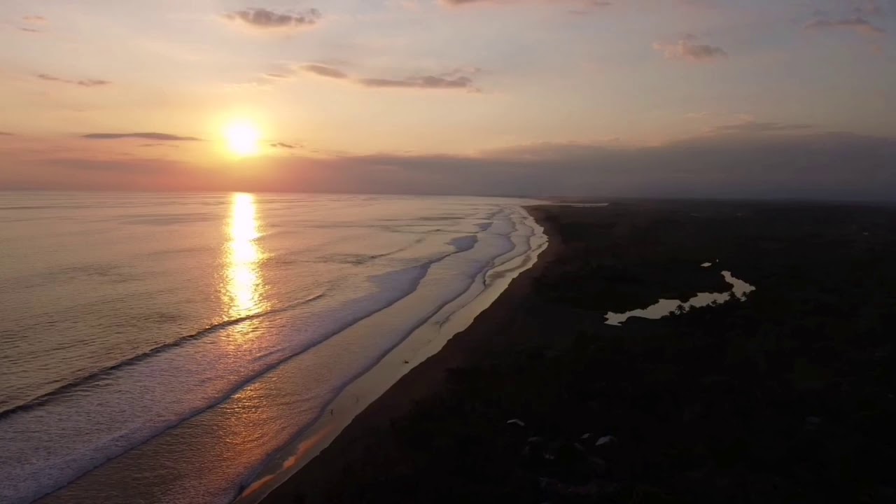 Volando sobre el cocal de Quepos. - YouTube