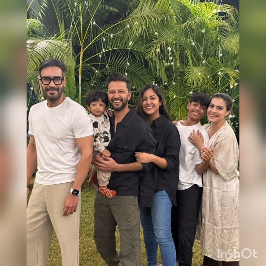 Bollywood 2 Top actor family's Ajay devgan & Vatsal Sheth msti all ...