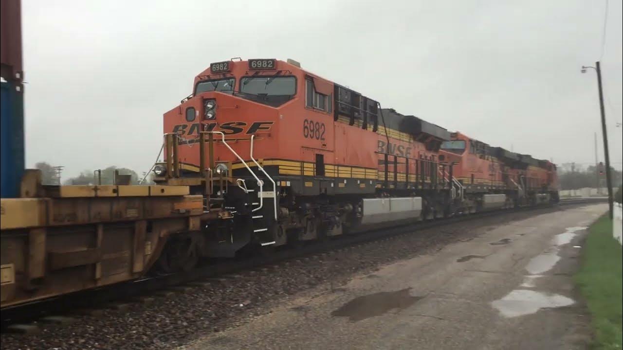 A Wet Evening on the BNSF Chillicothe sub Streator, IL 05/05/22 - YouTube