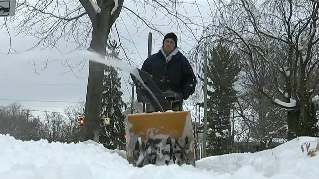 Neighbors team up to dig out of snow - YouTube