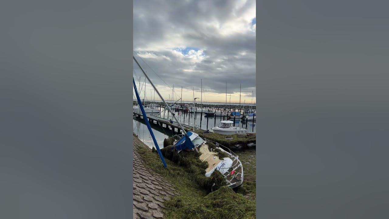 Olympiahafen Schilksee nach Ostsee-Sturmflut 2023 gesunkene Boote und schwere Schäden im Hafen ...