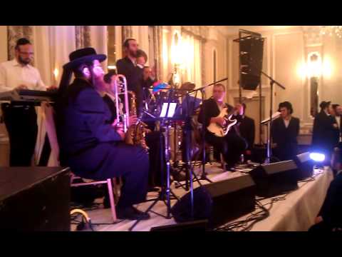 Berry Weber singing R' Yoel Roth's song OI TAATA - YouTube