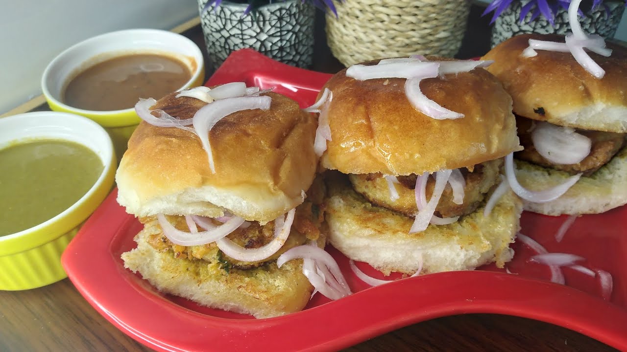 Street style Aloo tikki bun kabab with green chatni & imli chutney ...