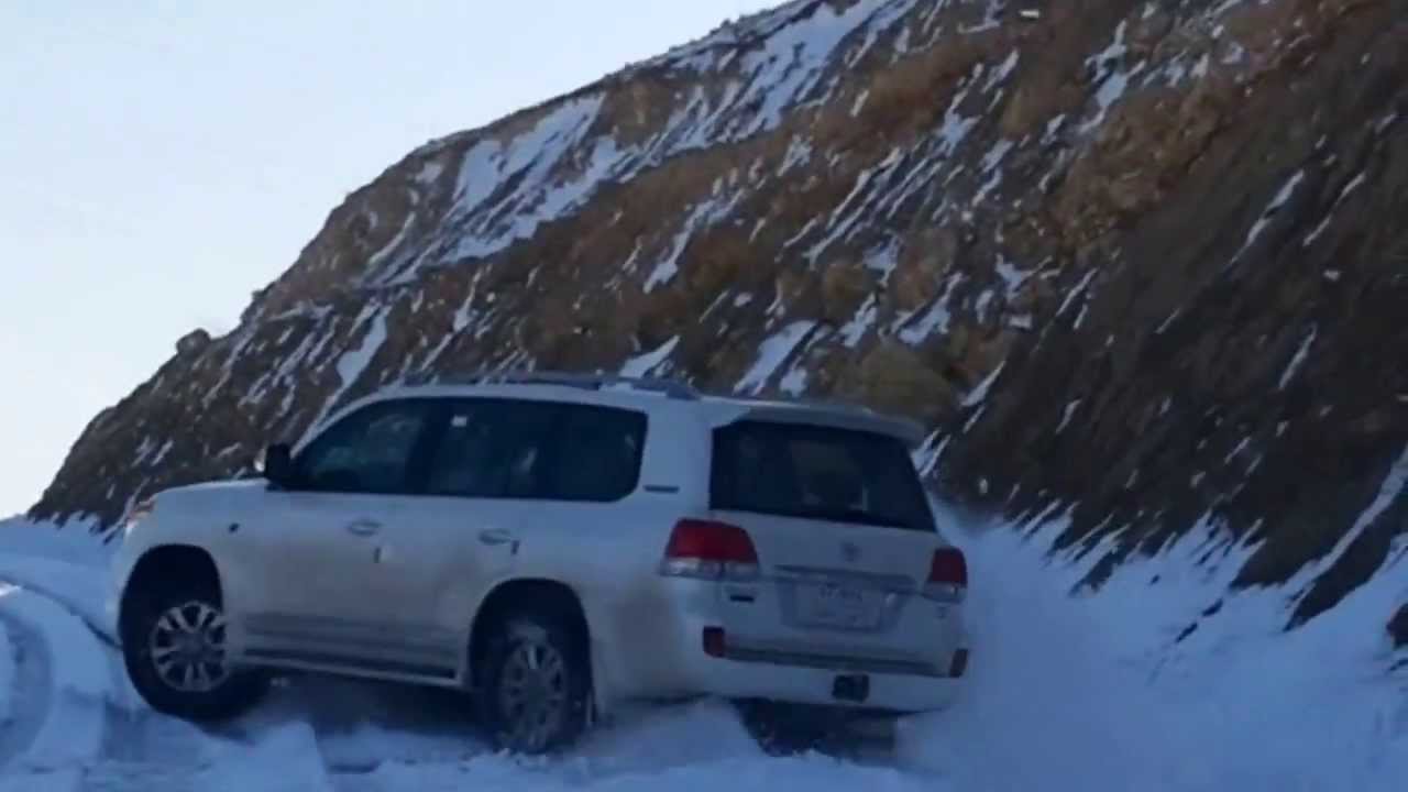 Toyota Land Cruiser v8 in snow - YouTube