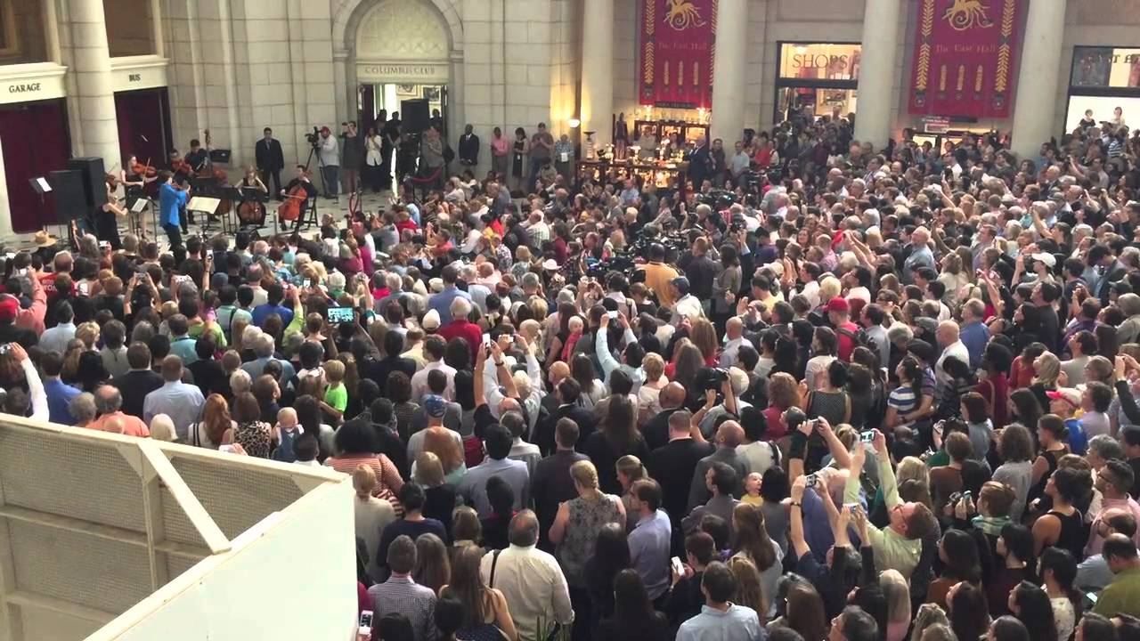 Joshua Bell draws huge crowd at do-over Metro concert - YouTube