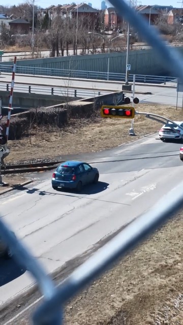 CN work causes traffic light to malfunction! Angry drivers pass on the ...