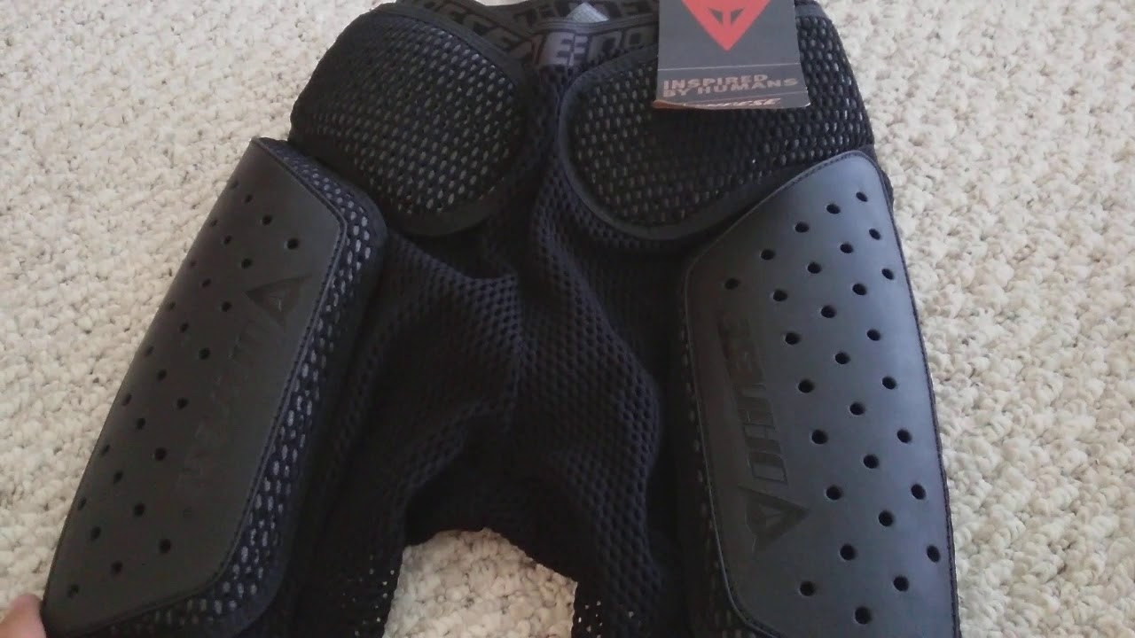 Review Dainese Hard Short E1 ventilated motorcycle armored shorts - YouTube