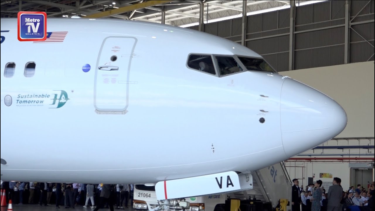 Syarikat induk Malaysia Airlines terima pesawat Boeing 737-8 - YouTube