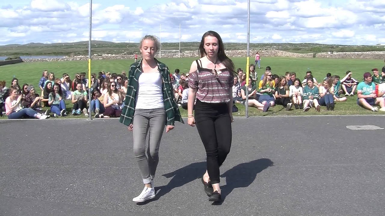 Amy agus Amanda ag Damhsa - YouTube