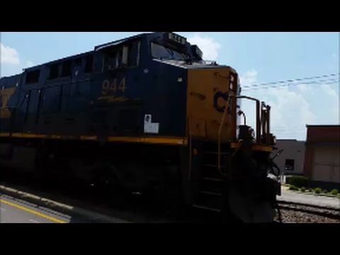[CSX] 944 ES44AH Leads Q410-26 With Nice Horn & Killer Doppler Affect in Fayetteville NC - YouTube