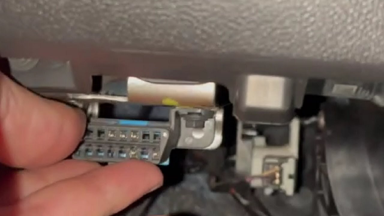 Onde fica a entrada obd2 do novo Onix? - YouTube
