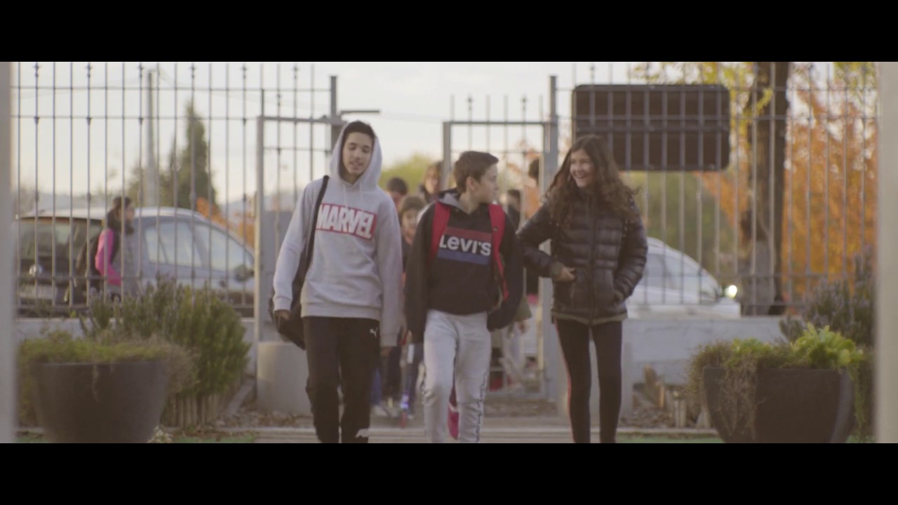 Middle @ Col·legi Creanova - Learning by Doing - YouTube