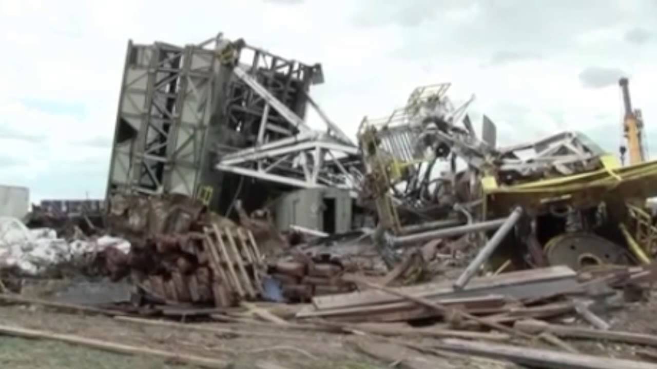Drilling Rig Struck by F5 Tornado - YouTube