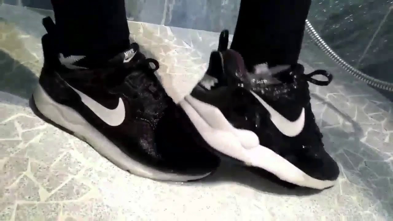 Oh misere! Elle adore etre toute trempee... trop bien :) - YouTube