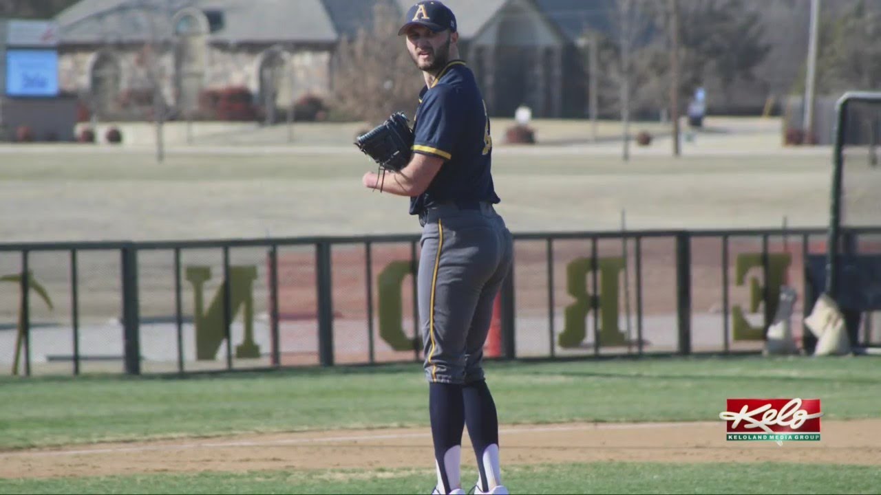 One handed pitcher brings inspiration to the baseball field - YouTube
