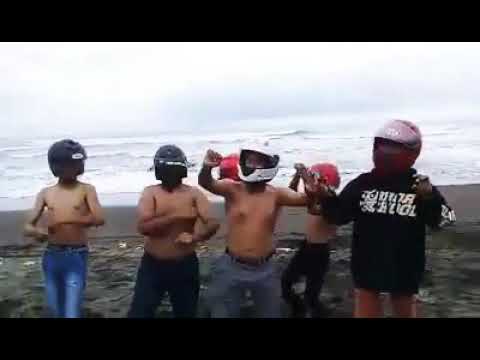 Telanjang baju dipantai sambil joget