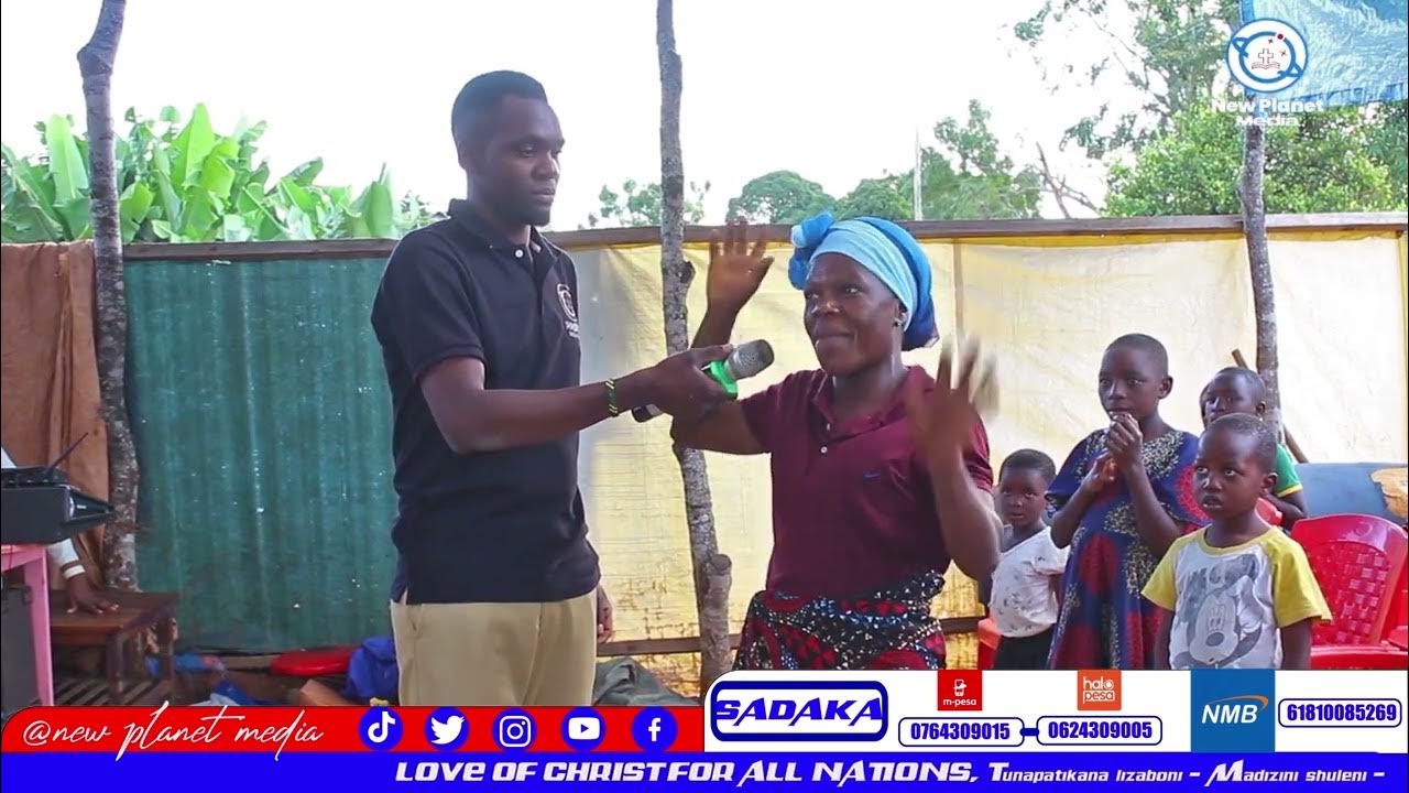 Mama aliyerogwa na wachawi afunhuliwa na Pastor Rich na kubeba ndoo ya maji kanisani - YouTube