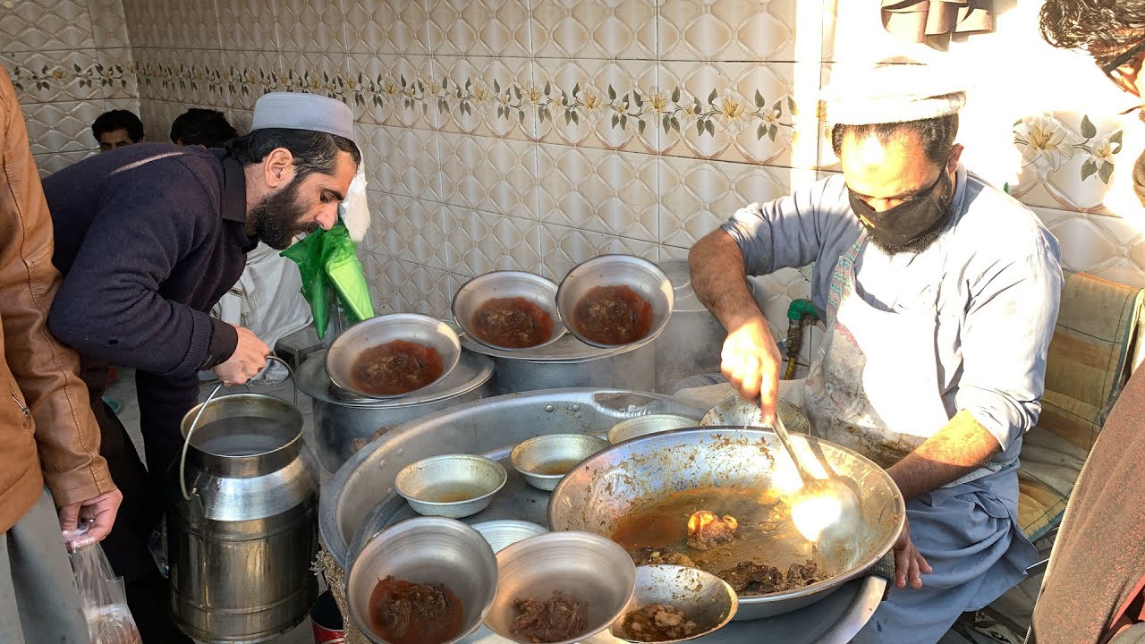 Peshawar Famous Ameer Saab Selling Paya | Street food of Pakistan - YouTube