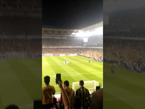 FENERBAHÇE-EZİKTAŞ maçı:Volkan taraftara üçlü çektiriyor