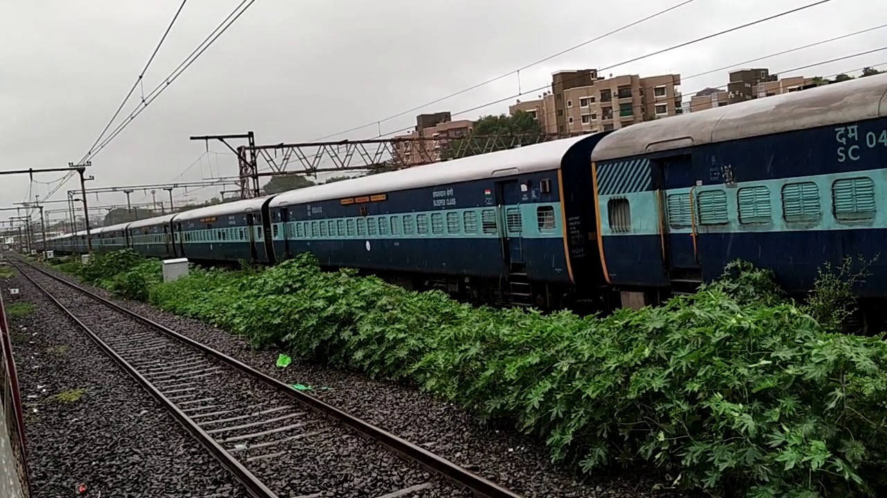 Lonavala-Pune Local Train Arriving in Pune Station - YouTube