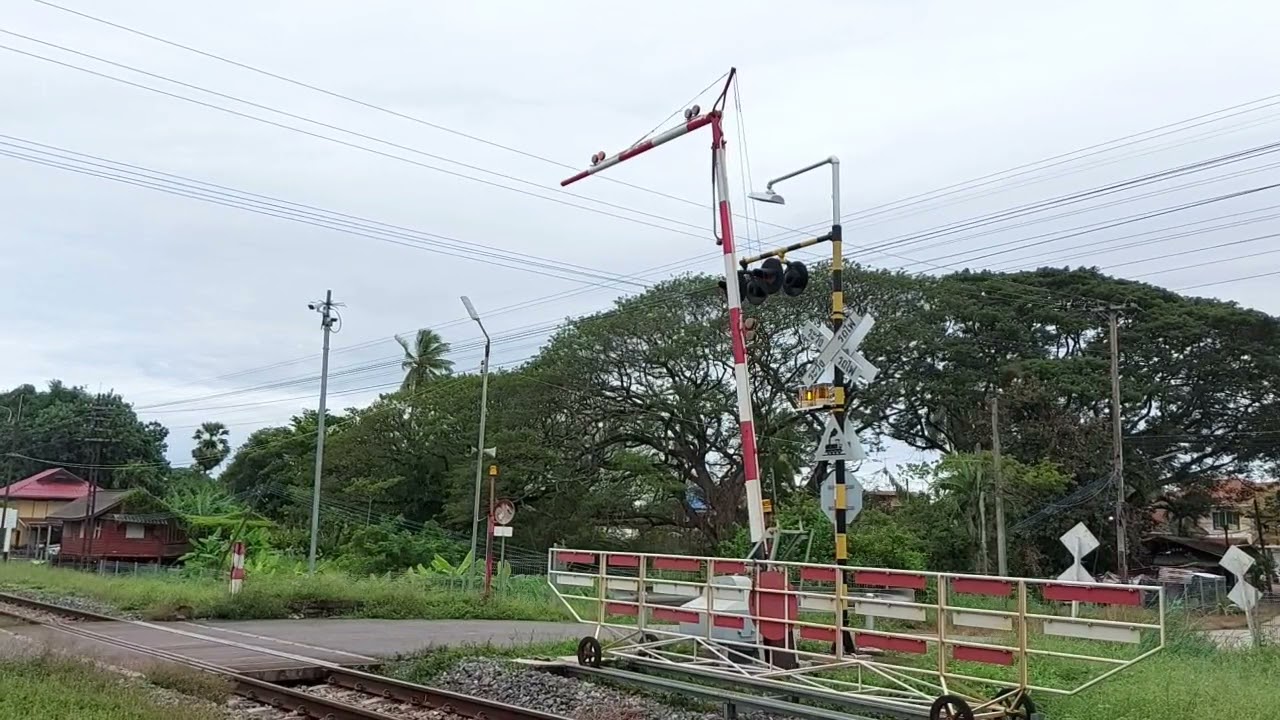 เครื่องกั้นสถานีรถไฟท่าฬ่อ...CSR SDA3 5103 ทำขบวนด่วนดำ 636 - YouTube