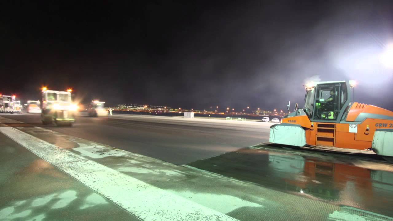 Heathrow's Southern Runway resurfacing in timelapse - YouTube
