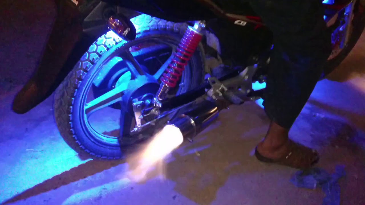 Honda CB150f with car exhaust shooting fire - YouTube
