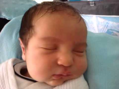 yeni doğan gülen bebek