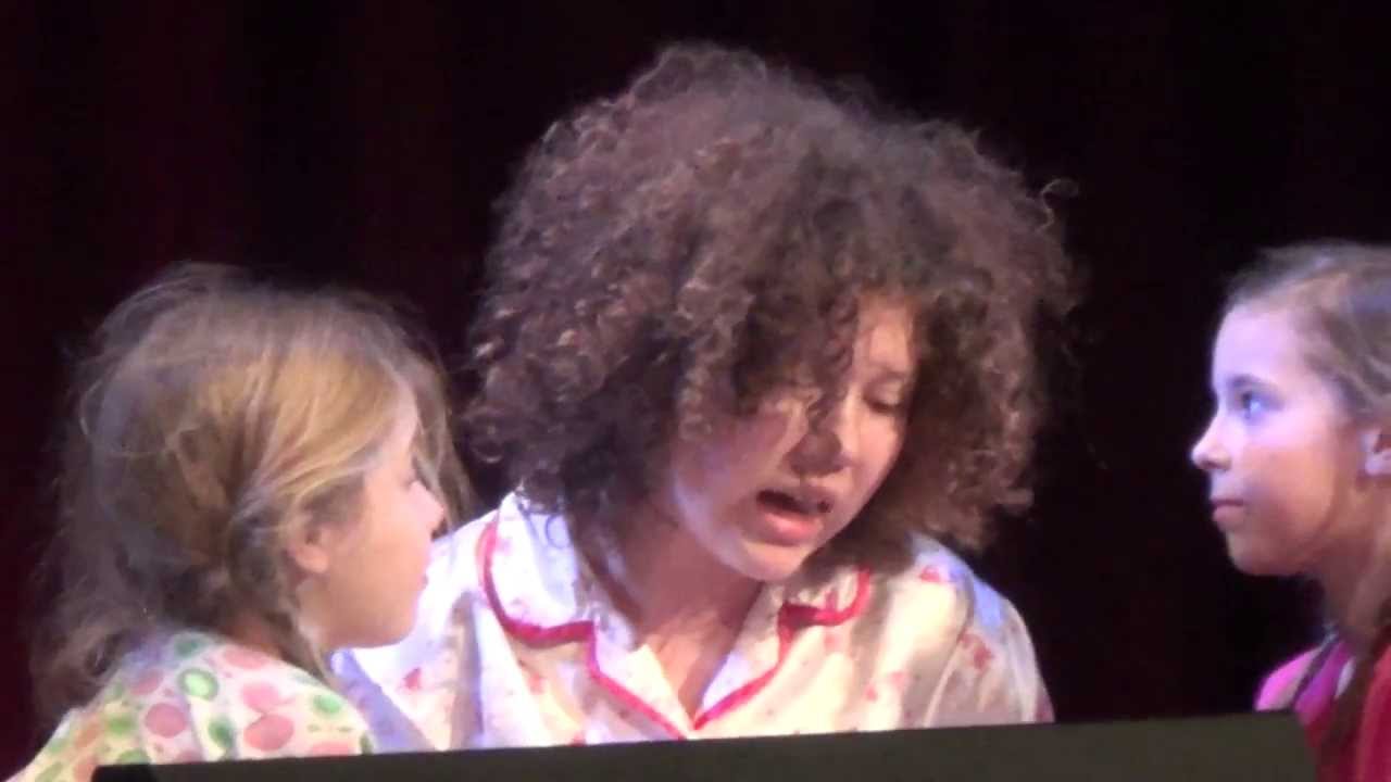 Annie the musical - Maybe (slovenski prevod - Morda) - YouTube