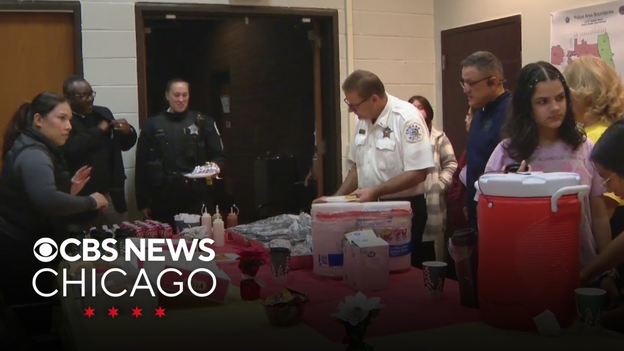 Chicago Police officers honored with early Thanksgiving dinner - YouTube