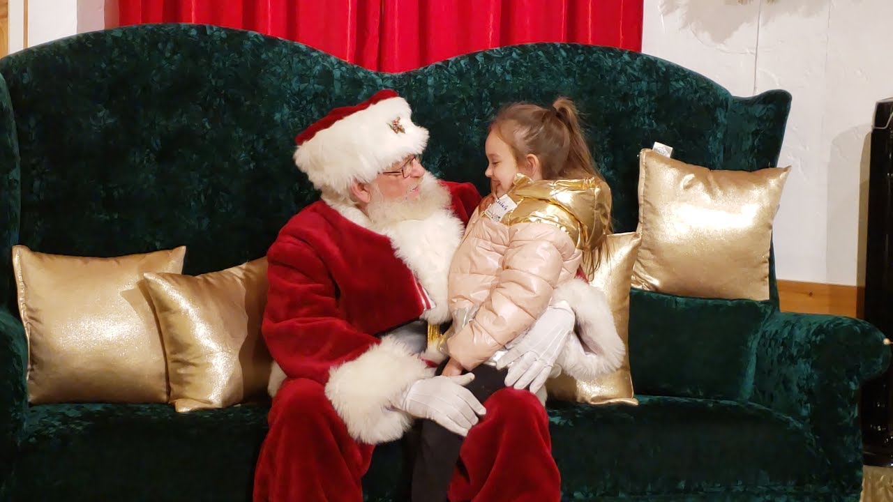IZZY HUNTS DOWN SANTA..🎅 AT THE WORLDS LARGEST CHRISTMAS STORE ...