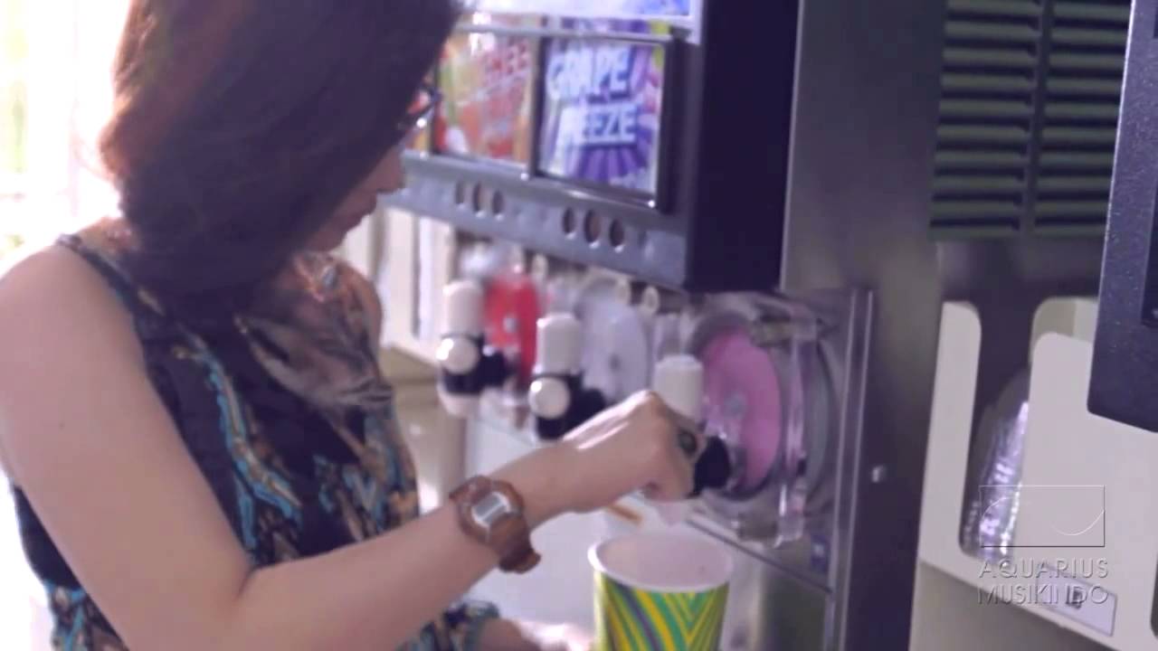 Sandy Canester - Tunggu Tanggal Mainnya [Official Video] - YouTube Music