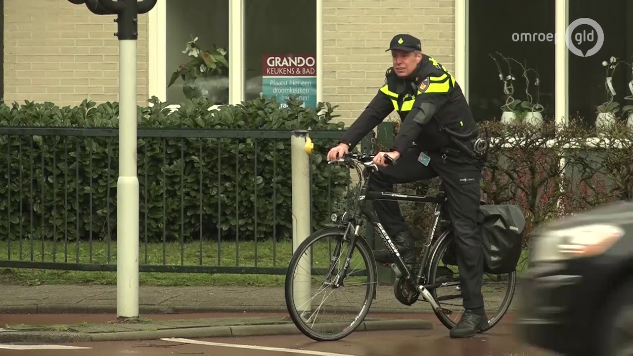 'Meer Gelderse politie op de fiets naar het werk' - YouTube