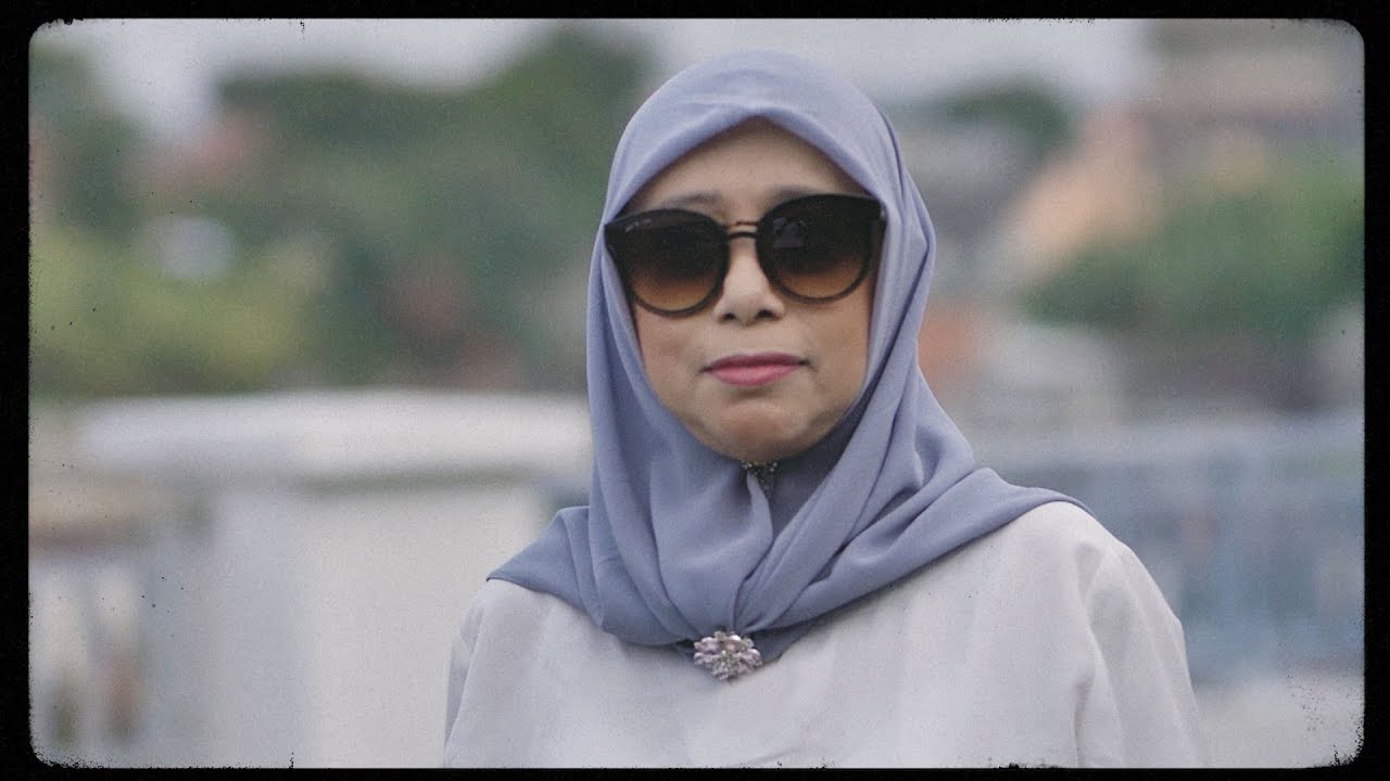 SHE - KoenoKoeni Cafe Gallery Semarang | Lumix 4K - YouTube