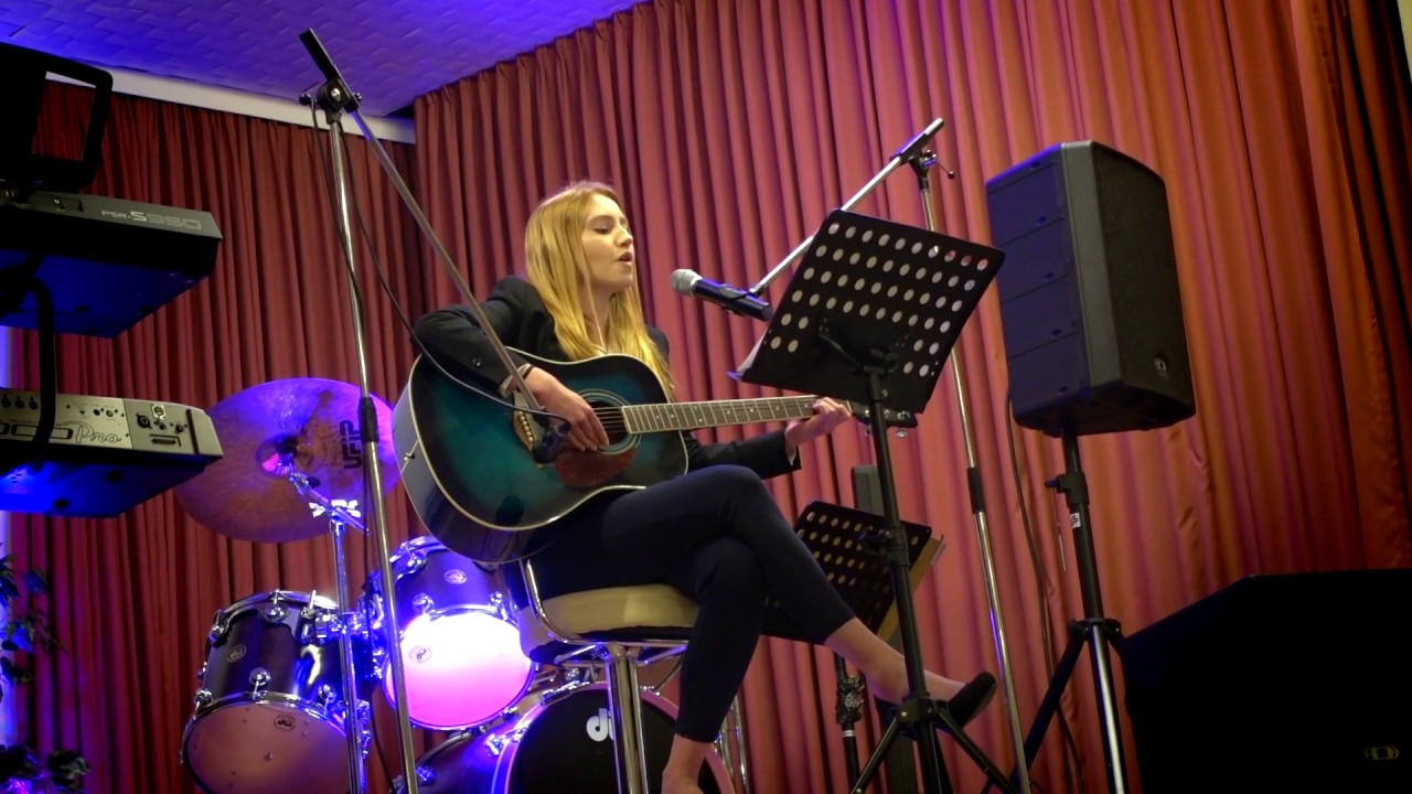 Lights (Ellie Goulding) covered by Maite Jens - YouTube