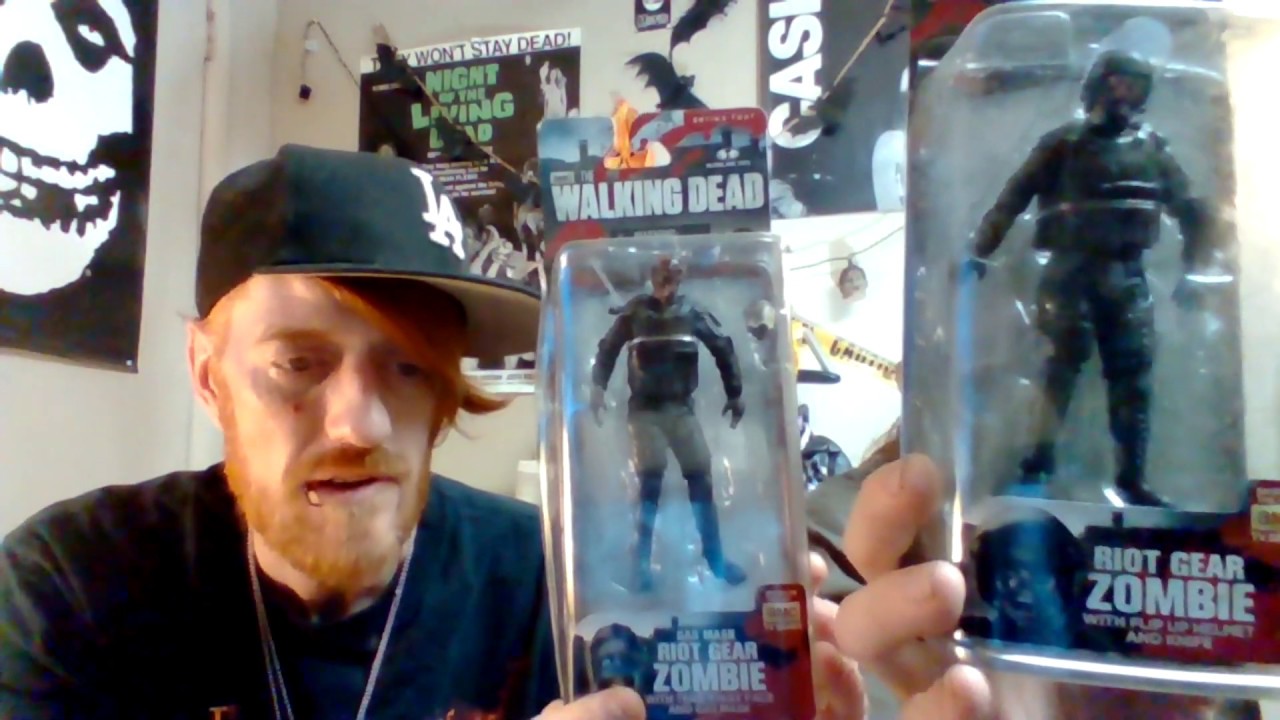 Opening 2 different Riot Gear Zombie figures from The Walking Dead ...