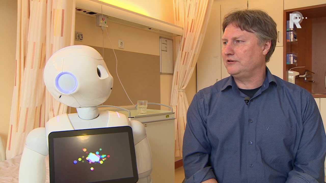 Zorgrobot in het Franciscus Vlietland in Schiedam - YouTube