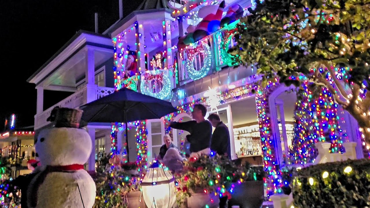Walking tour of the Christmas holiday light display of Mansions at ...