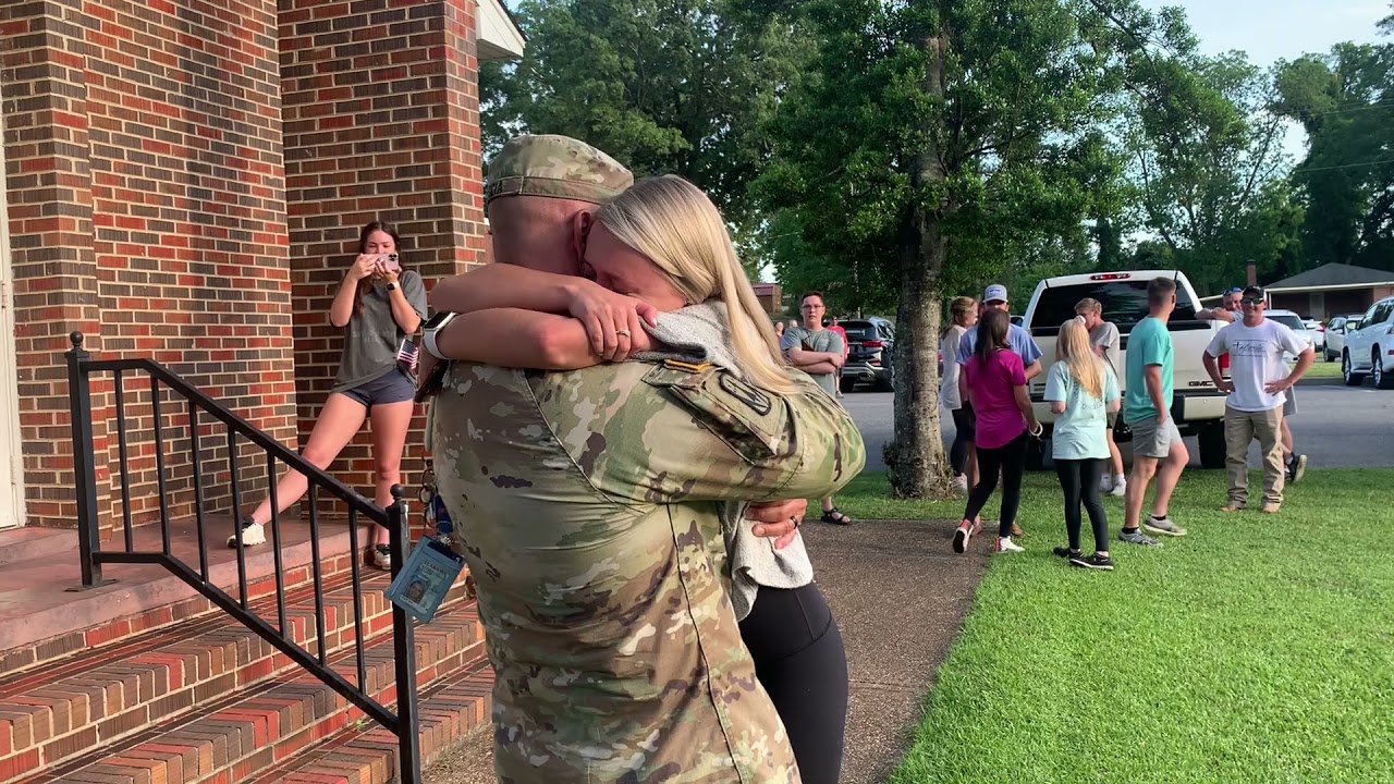 Girl Hugs Military Dad While Crying When He Surprise Visits Before ...
