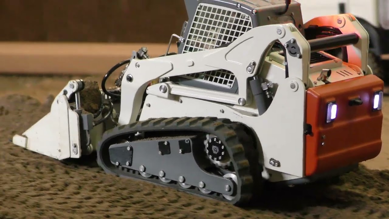 Bobcat T770 builts a loading ramp - YouTube