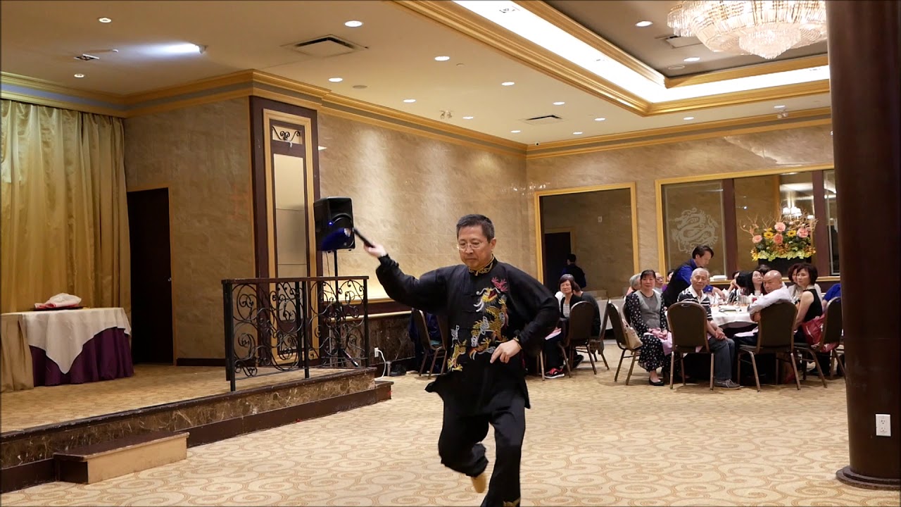 Allen Ng 太極劍表演 - YouTube