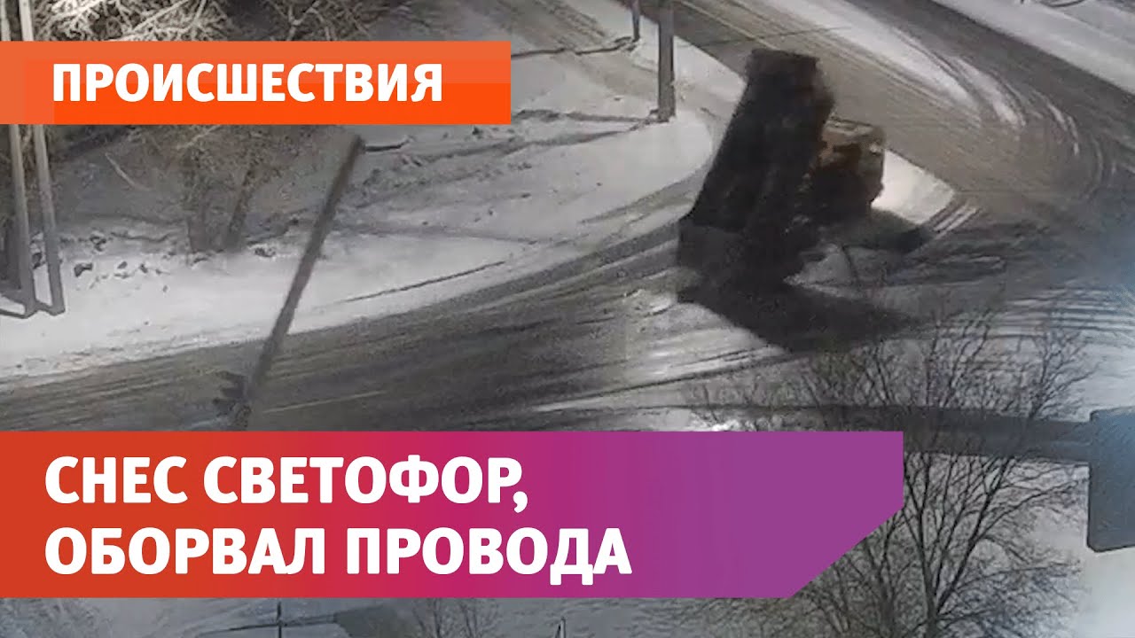 Грузовик с поднятым кузовом устроил переполох на перекрёстке в