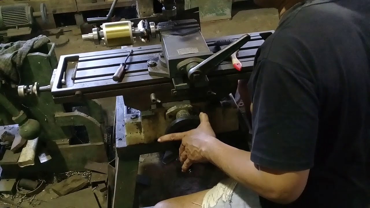 Milling machine center motor electric - YouTube