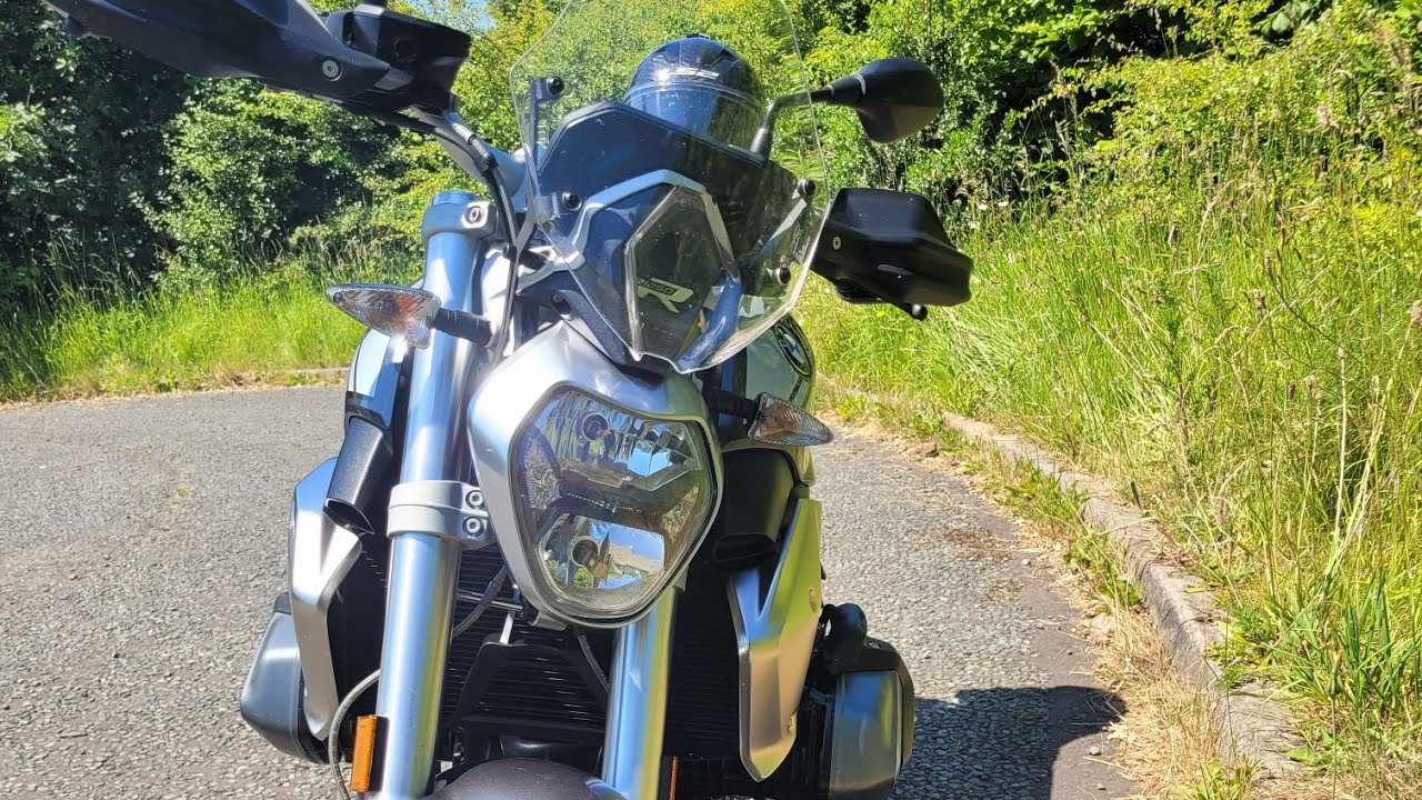 riding the kawasaki gpz500 and the bmw r1250r. Fun chat between good ...