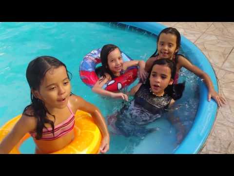 NA PSCINA COM AS PRIMAS