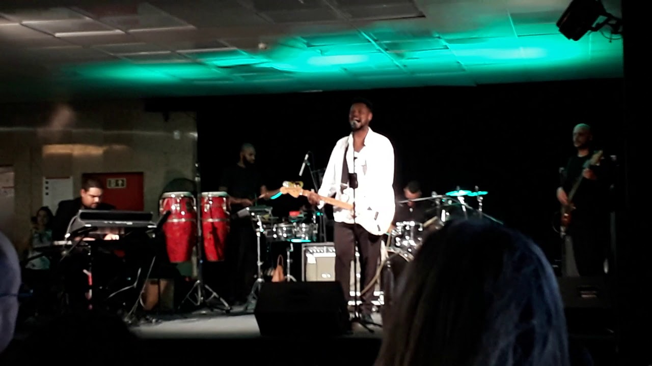 Hugo Rafael canta Michael Jackson - Billie Jean - YouTube