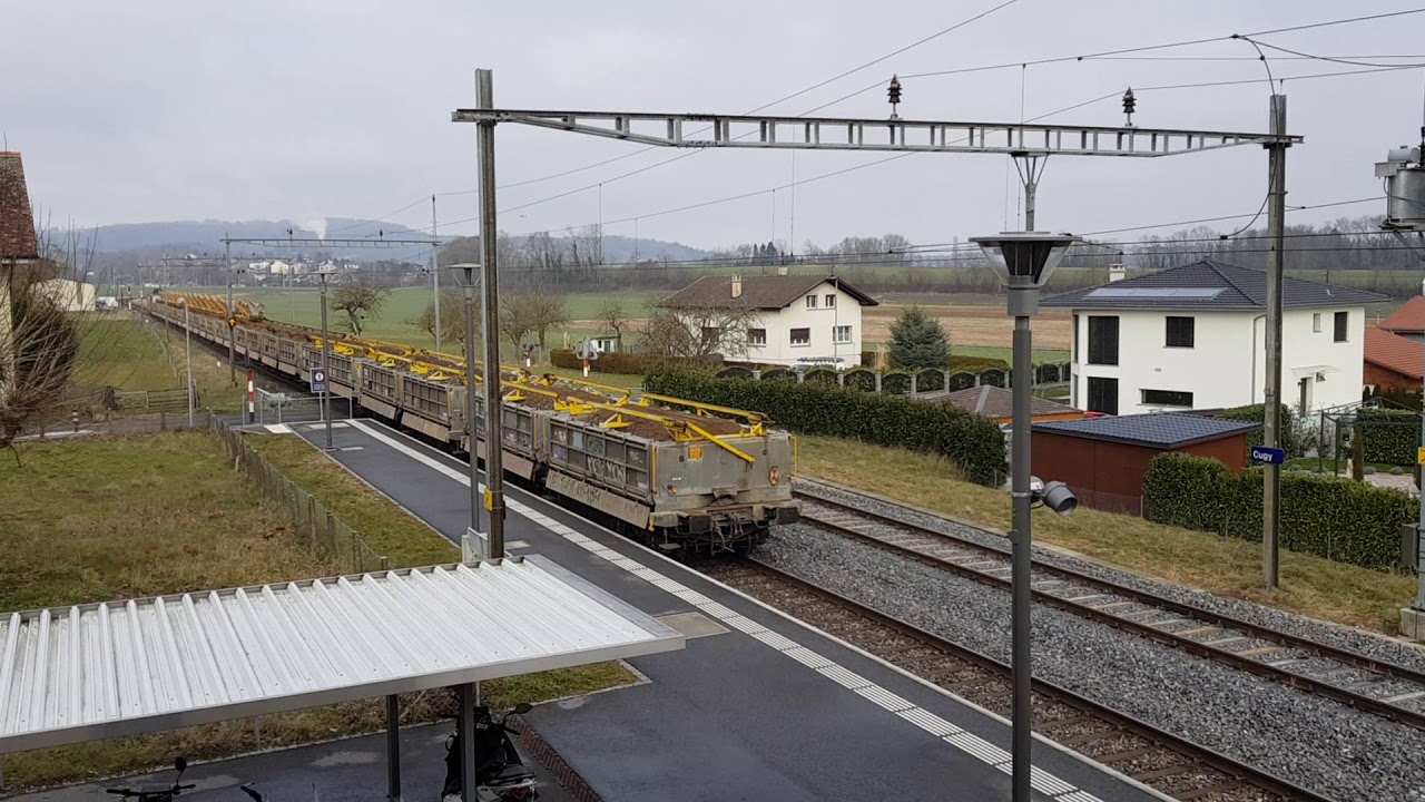 Train CFF Cargo au service de l'infrastructure traversant la gare de ...