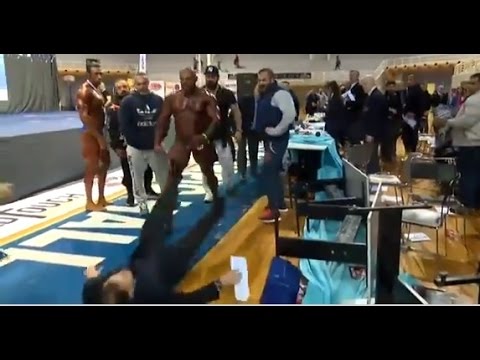 BODYBUILDER SLAPS IFBB JUDGE!!! - YouTube